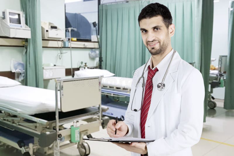 Doctor Italiano Con El Tablero En El Cuarto Paciente Foto de archivo ...