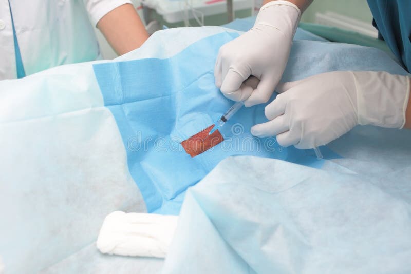 Doctor Que Da Una Inyección a Un Paciente Foto de archivo - Imagen de ...