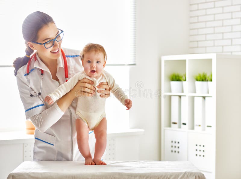 Doctor Que Examina a Un Bebé Foto de archivo - Imagen de bebé, paciente ...