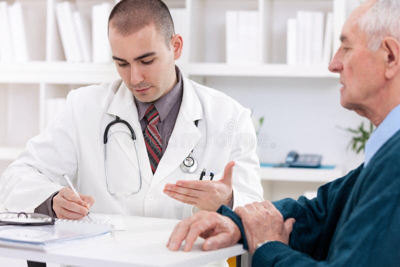 Doctor Que Habla Con El Paciente Mayor Foto de archivo - Imagen de ...