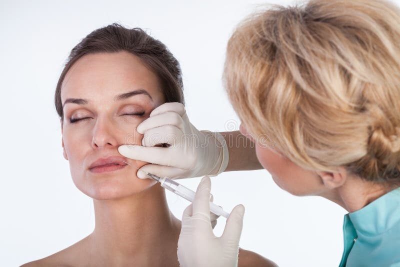 Doctor Que Hace Un Botox De La Boca Foto de archivo - Imagen de persona ...