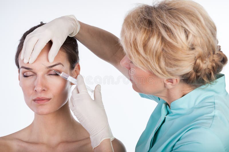 Doctor Que Inyecta El Botox En La Frente Imagen de archivo - Imagen de ...