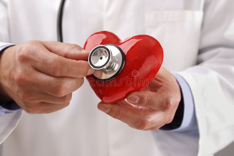 Médico O Cardiólogo Que Tiene El Corazón Con Cuidado En Las Manos En El ...