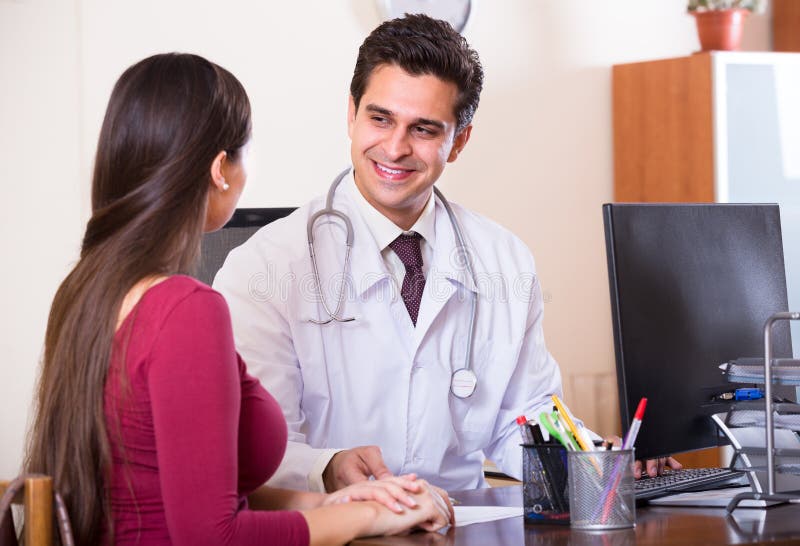 Doctor Que Recibe Al Paciente Enfermo Foto de archivo - Imagen de ...