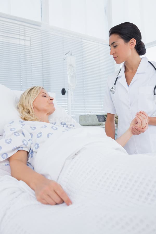Doctor Que Toma El Cuidado Del Paciente Foto de archivo - Imagen de ...