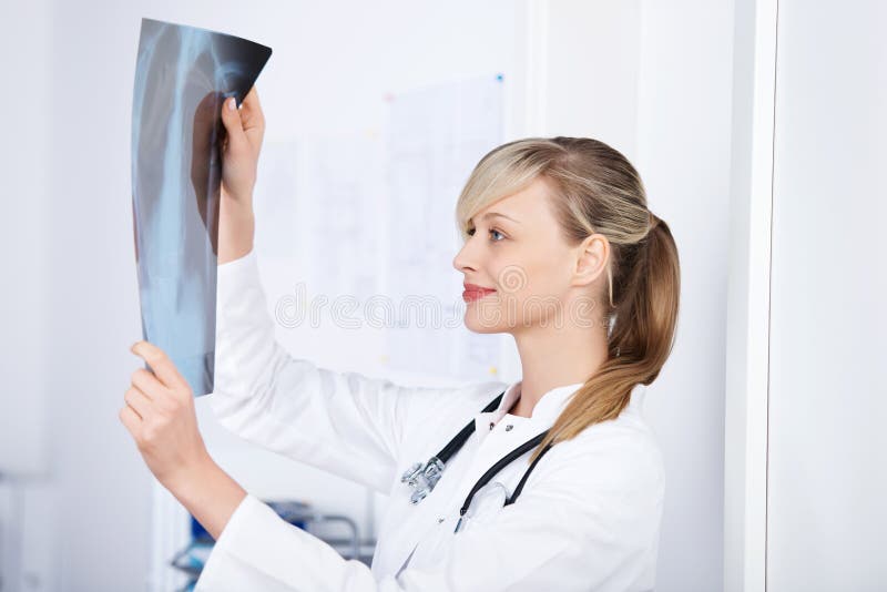 Doctor rubio alegre imagen de archivo. Imagen de enfermera - 31807055