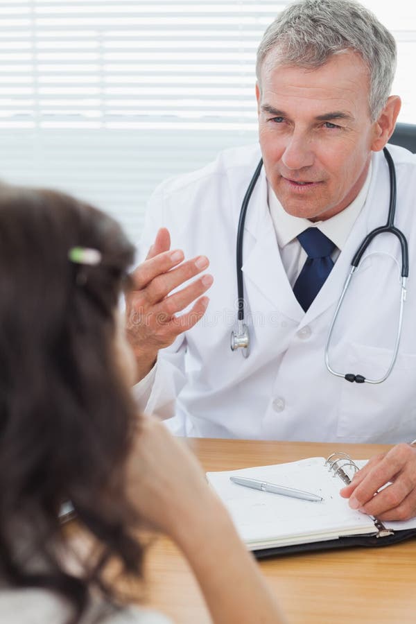 Doctor Serio Que Habla Con Su Paciente Imagen de archivo - Imagen de ...