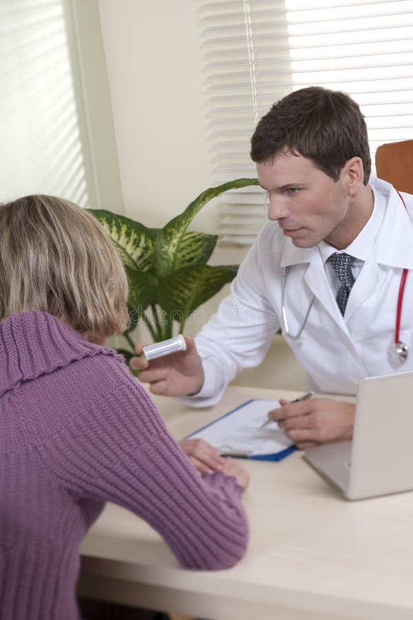 Doctor y paciente imagen de archivo. Imagen de hospital - 16678763