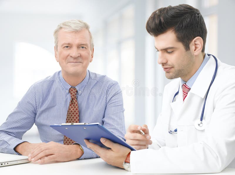 Doctor y paciente foto de archivo. Imagen de hospital - 48883562