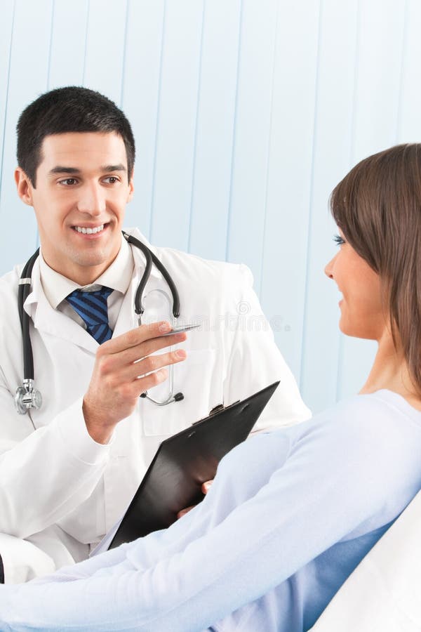 Doctor y paciente imagen de archivo. Imagen de sala, uniforme - 8366311