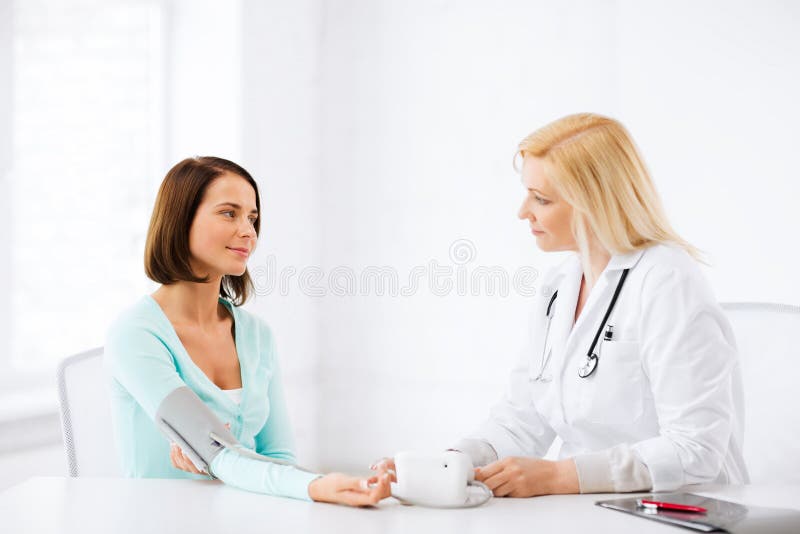 Doctor Y Paciente En Hospital Imagen de archivo - Imagen de paciente ...