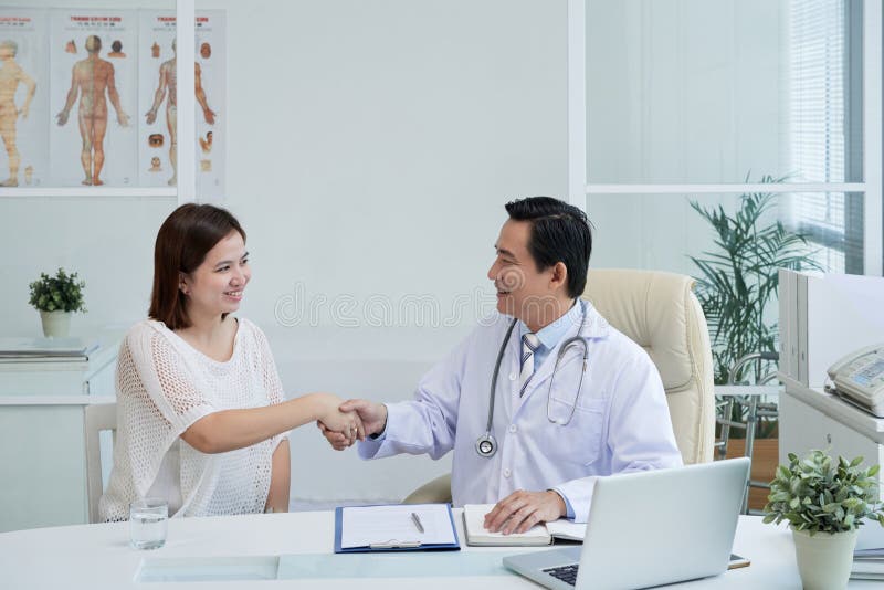 Doctor y paciente felices imagen de archivo. Imagen de gente - 122830281