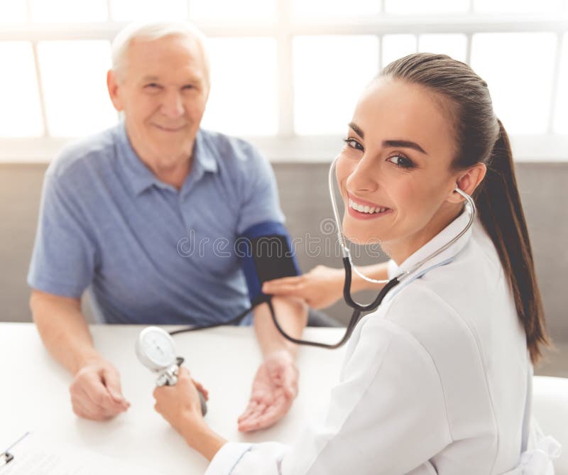 Doctor y paciente hermosos imagen de archivo. Imagen de pensionista ...