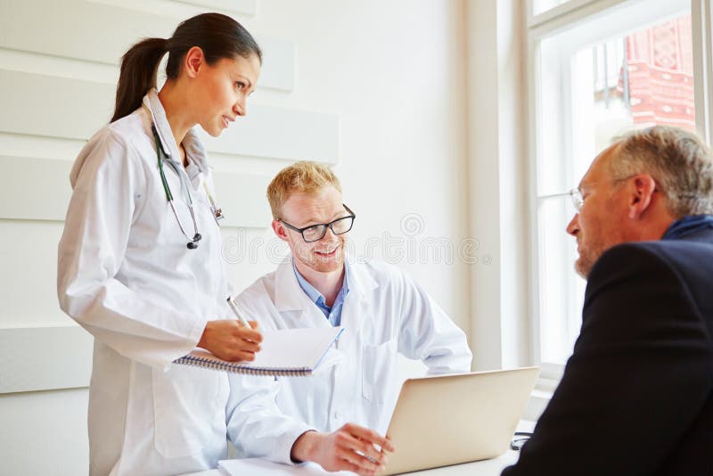 Doctores Y Paciente En La Consulta Imagen de archivo - Imagen de ayuda ...