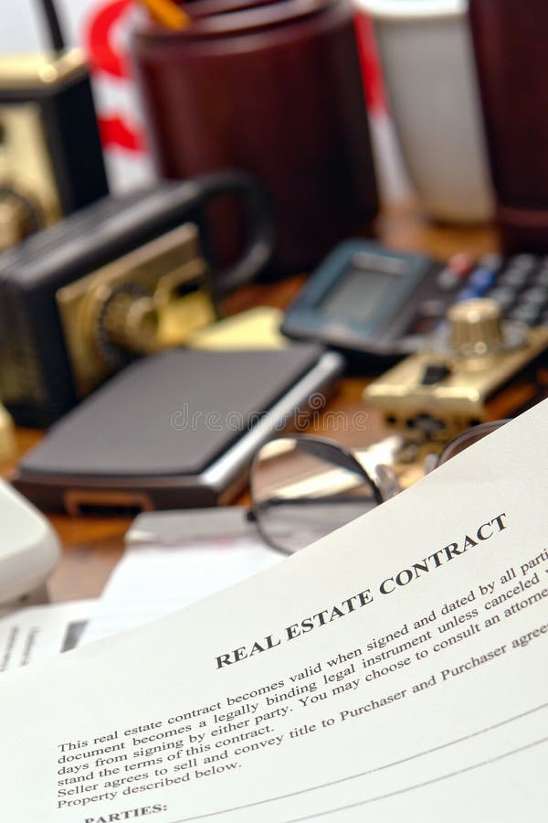 Document De Contrat D'immeubles Sur Le Bureau D'agent Immobilier Image ...