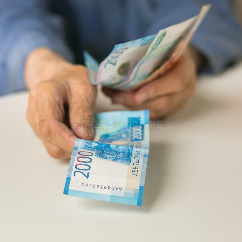 Document Koppen Van Rusland De Gepensioneerde Houdt Het Geld Stock Foto ...