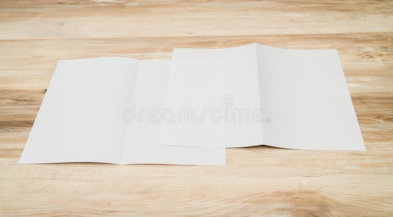 Documento Blanco Plegable De La Plantilla Sobre La Textura De Madera ...