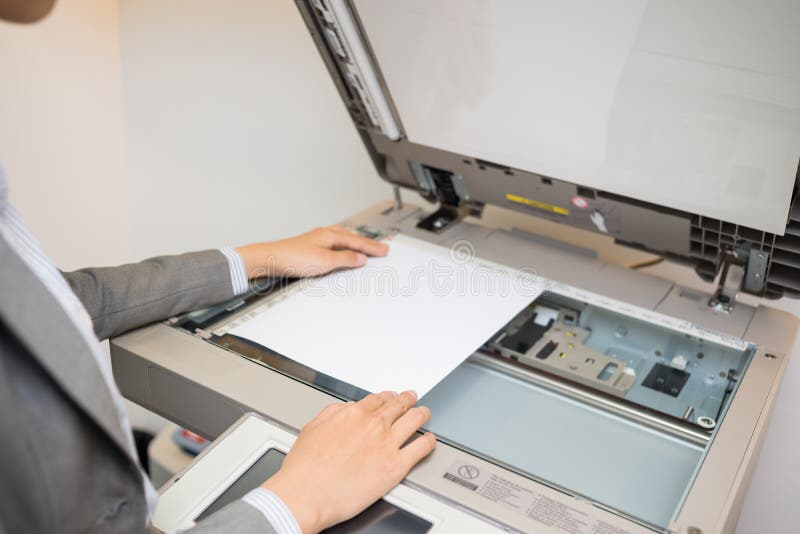 Documento De Copiado Del Hombre De La Fotocopiadora Con Luz Del Sol De ...