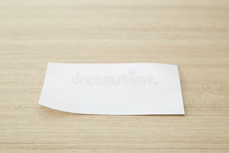 Documento En Blanco Blanco Sobre La Madera Imagen de archivo - Imagen ...