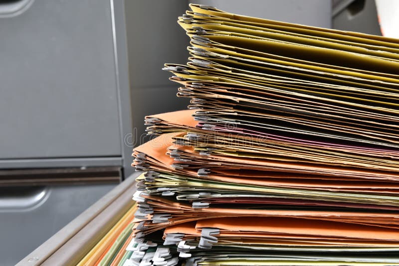 Documentos Apilados En El Escritorio De Oficina, Post-it De Papel ...