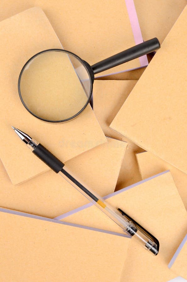 Documentos y lupa imagen de archivo. Imagen de pluma - 26833103