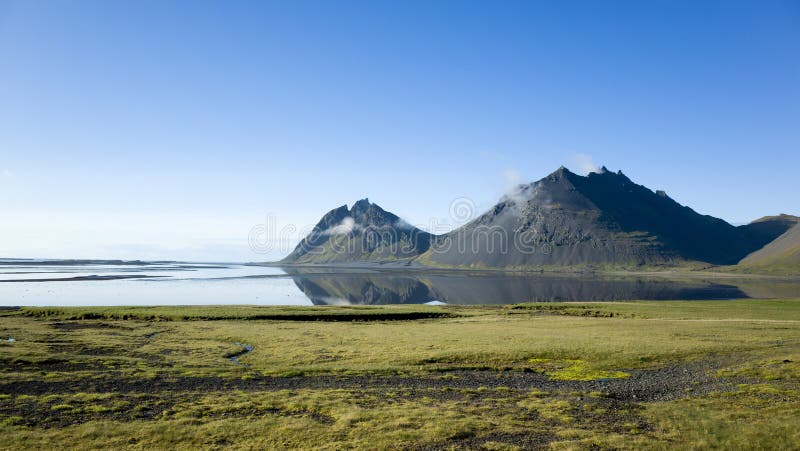 Dode vulkaan stock foto. Image of berg, landschap, gras - 32574882