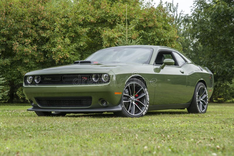 Dodge challenger editorial stock image. Image of cars - 124742619