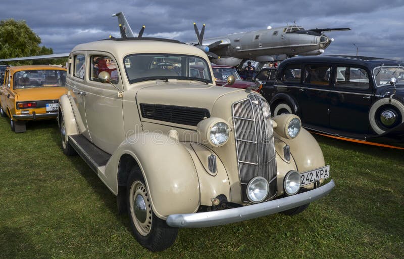 Dodge Model DU 1935 Luxury Car, the First Model of the Brand that ...
