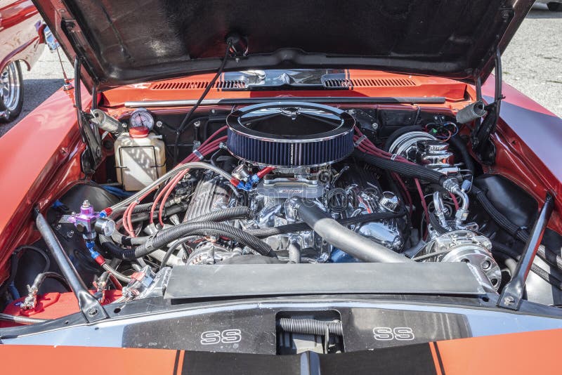 Dodge SS Engine at Ouellette Car Cruise Editorial Photography - Image ...