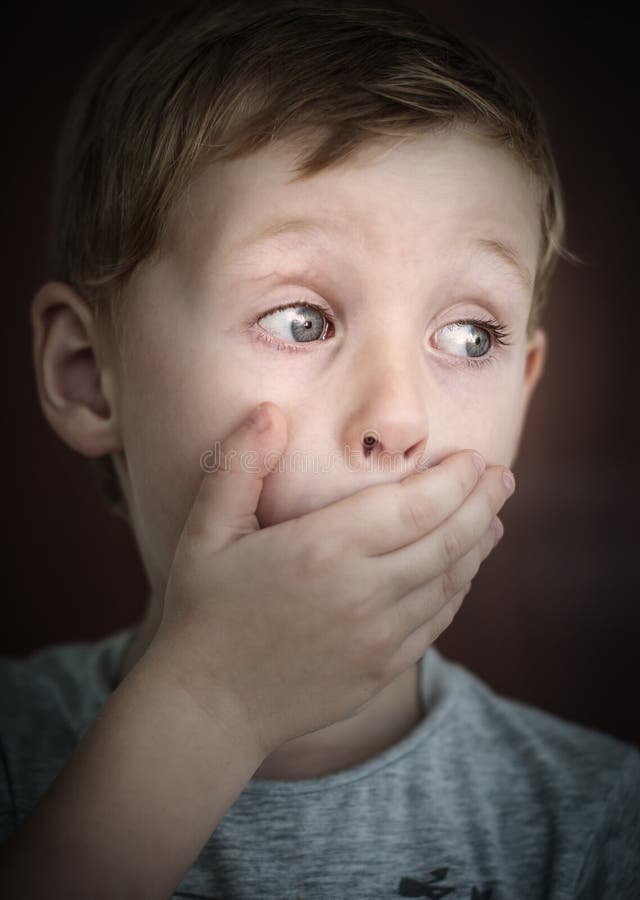 Doen schrikken Kind stock foto. Image of kijk, getuige - 60041384