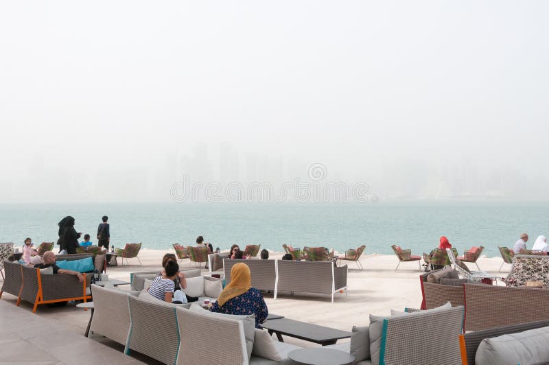 Doha Corniche En Tempête De Sable, Doha, Qatar Image éditorial - Image ...