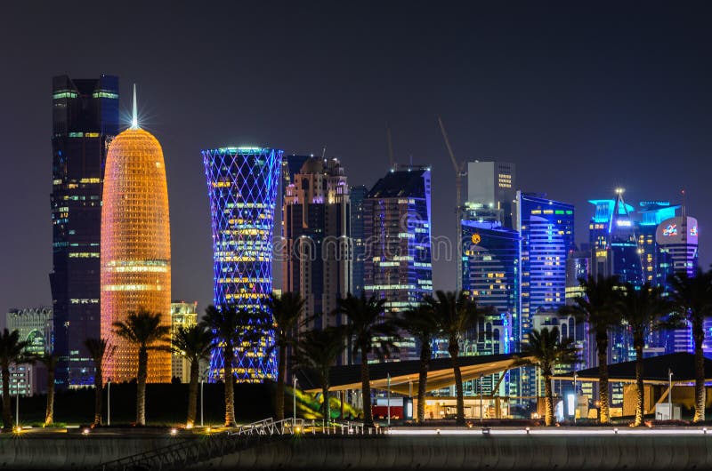Doha, De Horizon Van Qatar Bij Nacht Stock Foto - Image of nacht ...