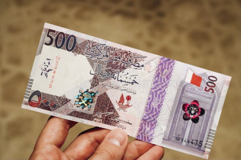 Hand Holding 500 Qatari Rials Bill Editorial Photography - Image of ...