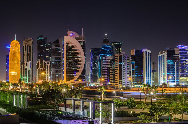 Doha-Stadt, Katar nachts stockfoto. Bild von doha, katar - 68269212
