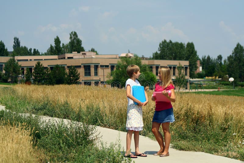 Dois amigos da escola foto de stock. Imagem de amigo, adolescente - 2957046