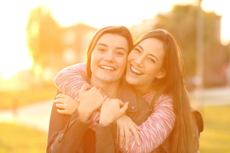 Dois Amigos Felizes Que Olham O Imagem de Stock - Imagem de canido ...