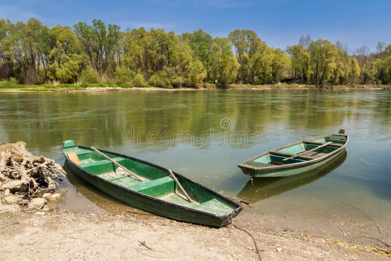 Dois Barcos No Banco De Rio Foto de Stock - Imagem de madeira, céu ...