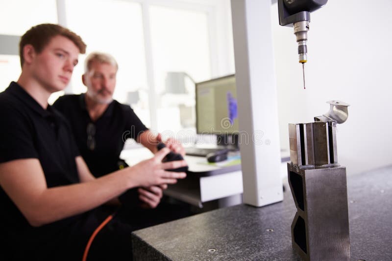 Dois Coordenadores Que Usam O Sistema De CAD Para Trabalhar No ...