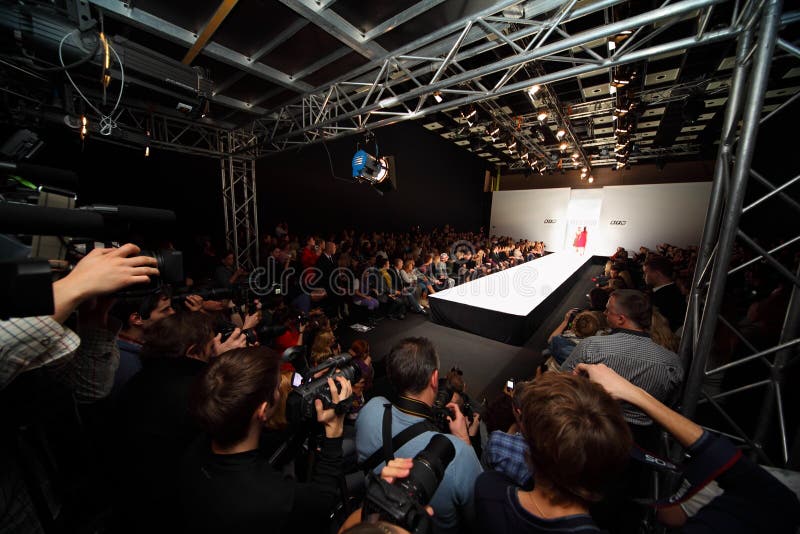 Dois Modelos Vão Na Passarela No Desfile De Moda Imagem de Stock ...