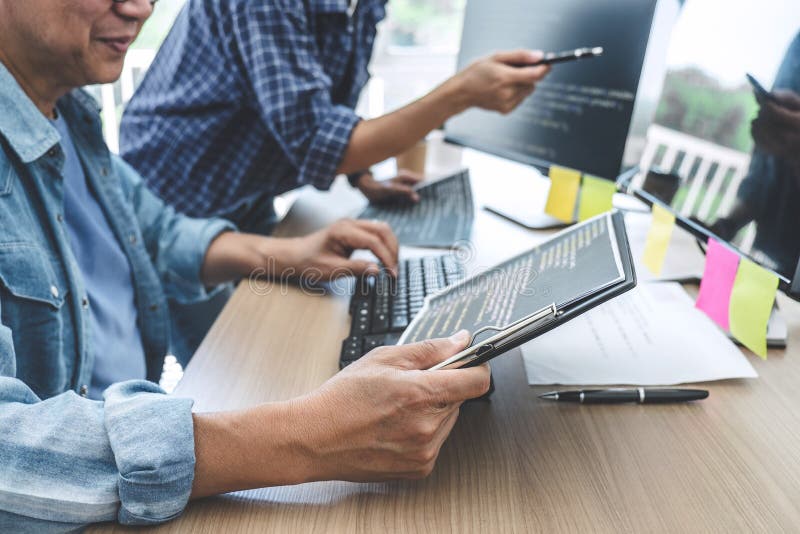 Dois Programadores Profissionais Que Cooperam Na Programa??o E No Web ...