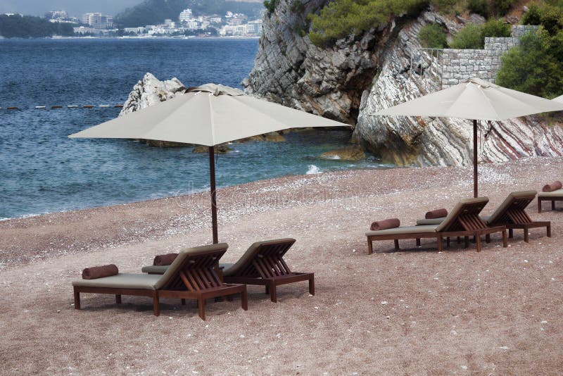 Dois Sunbeds E Guarda-chuvas Com Tabela Pequena Foto de Stock - Imagem ...