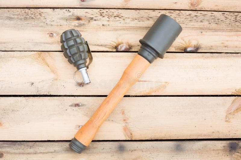 Dois Tipos Das Granadas Que Encontram-se Na Terra Imagem de Stock ...