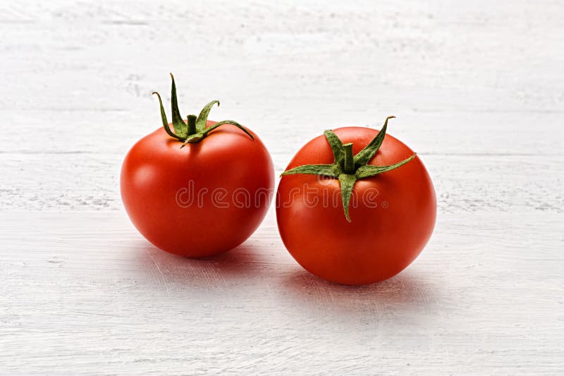 Dois Tomates Vermelhos Maduros Pequenos Imagem de Stock - Imagem de ...