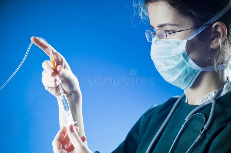 Dokter Met Spuit En Catheter Stock Afbeelding - Image of handen, dokter ...