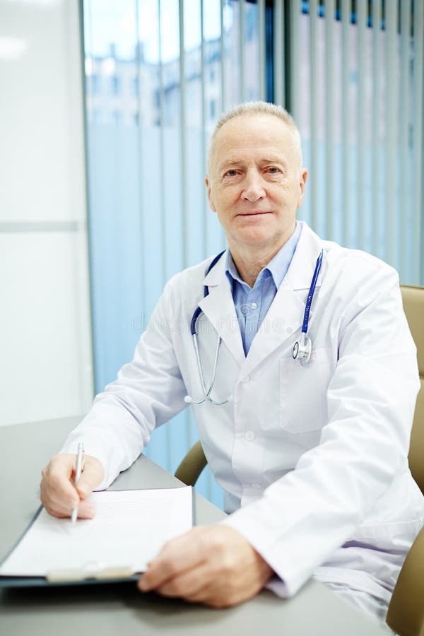 Doktor am Arbeitsplatz stockbild. Bild von personal - 106100977