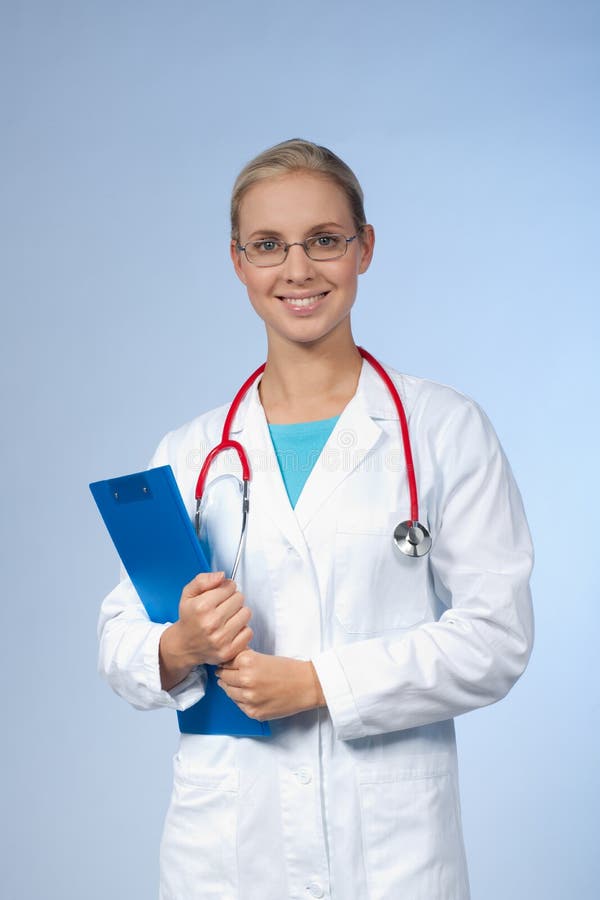 Doktor mit Klemmbrett stockbild. Bild von person, ausdrücken - 12225505