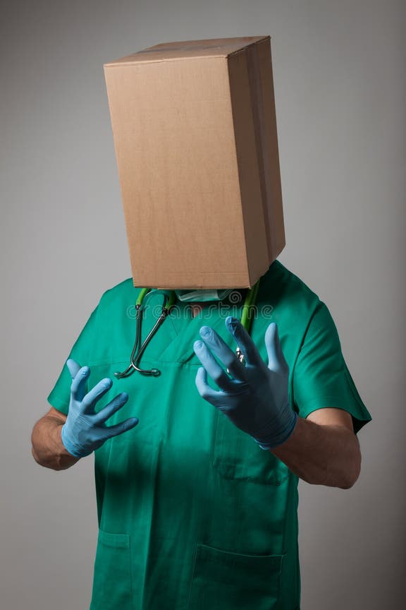 Doktor Mit Pappschachtelkopf Stockfoto - Bild von lustig, medizin: 31218530