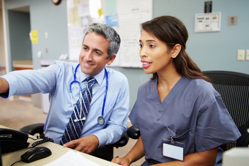 Doktor with Nurse Working an Der Krankenschwester-Station Stockbild ...