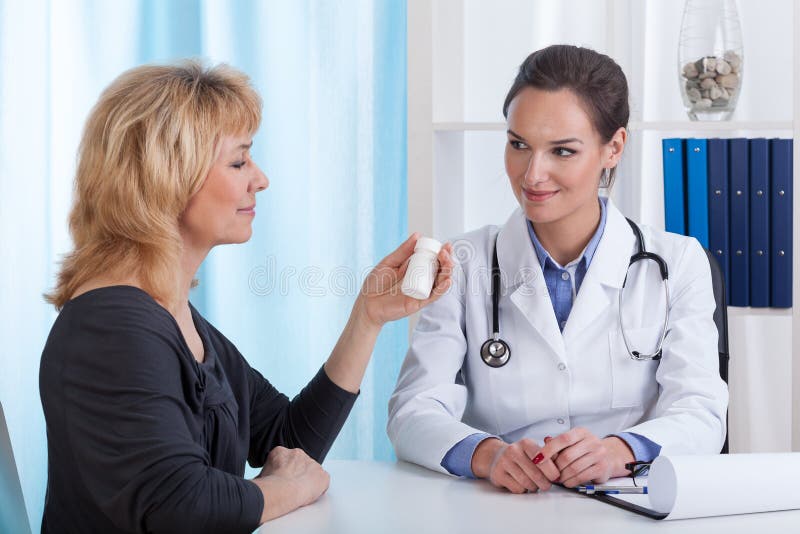 Doktor Zeigt Dem Patienten Die Drogen Stockfoto - Bild von medikament ...