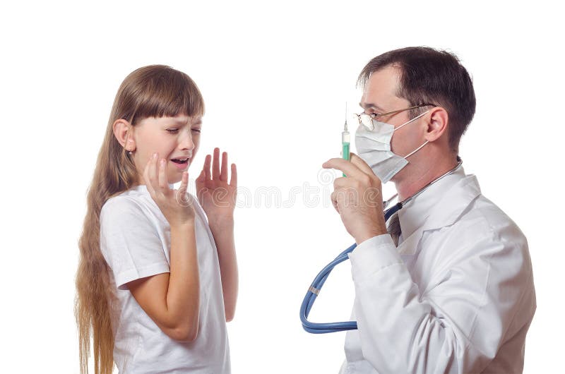 Doktorn Visar Till Barnet En Injektionsspruta Arkivfoto - Bild av ...